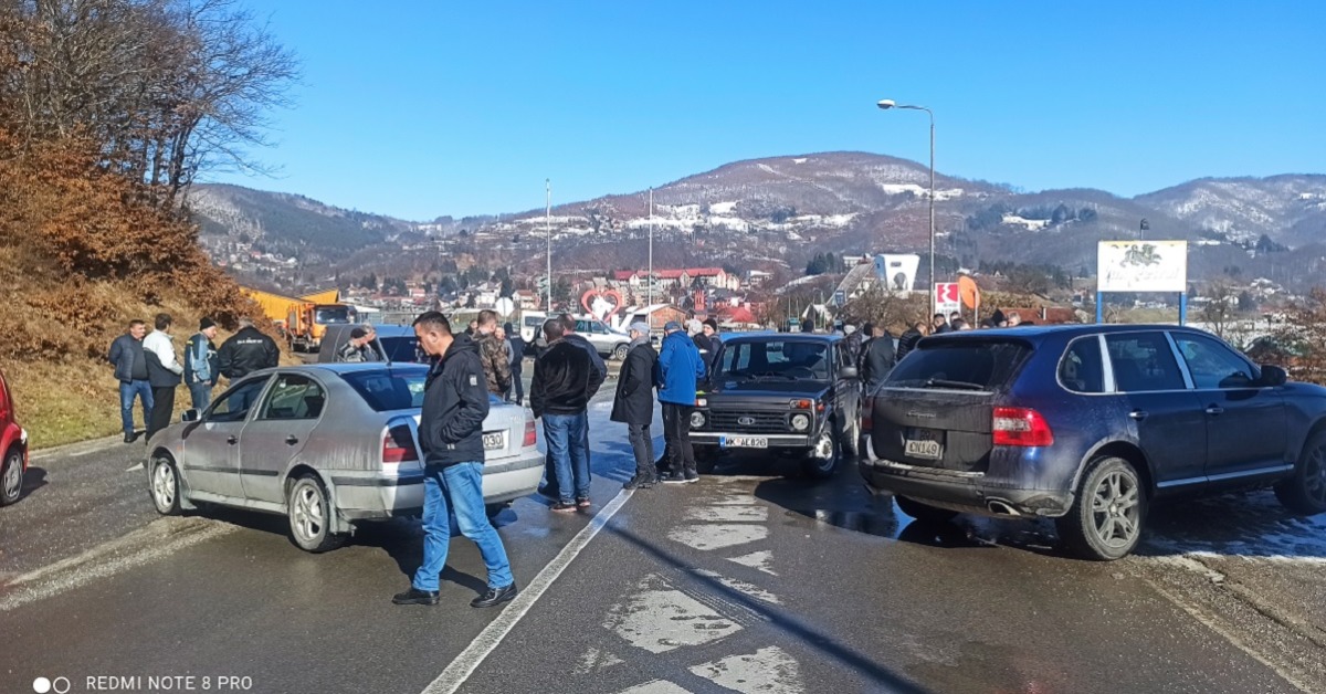 Na dva sata blokirali magistralu Mojkovac-Podgorica :: Crnom Gorom :: RTCG - Radio Televizija ...