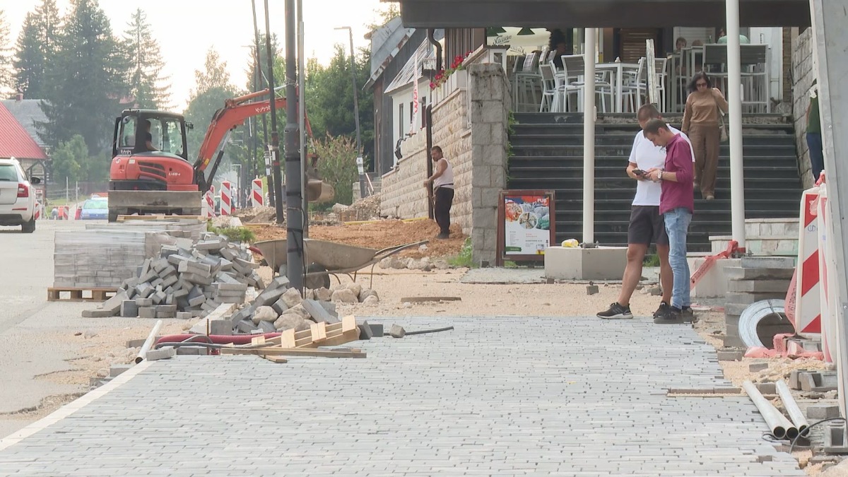 Raskopane ulice na Žabljaku, turisti kažu da imaju razumijevanja :: Crnom Gorom :: RTCG - Radio ...