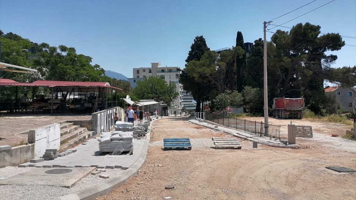 Sutomore: Šut i cigle dočekuju turiste – sezona počela, a ulica nije završena :: Crnom Gorom ...
